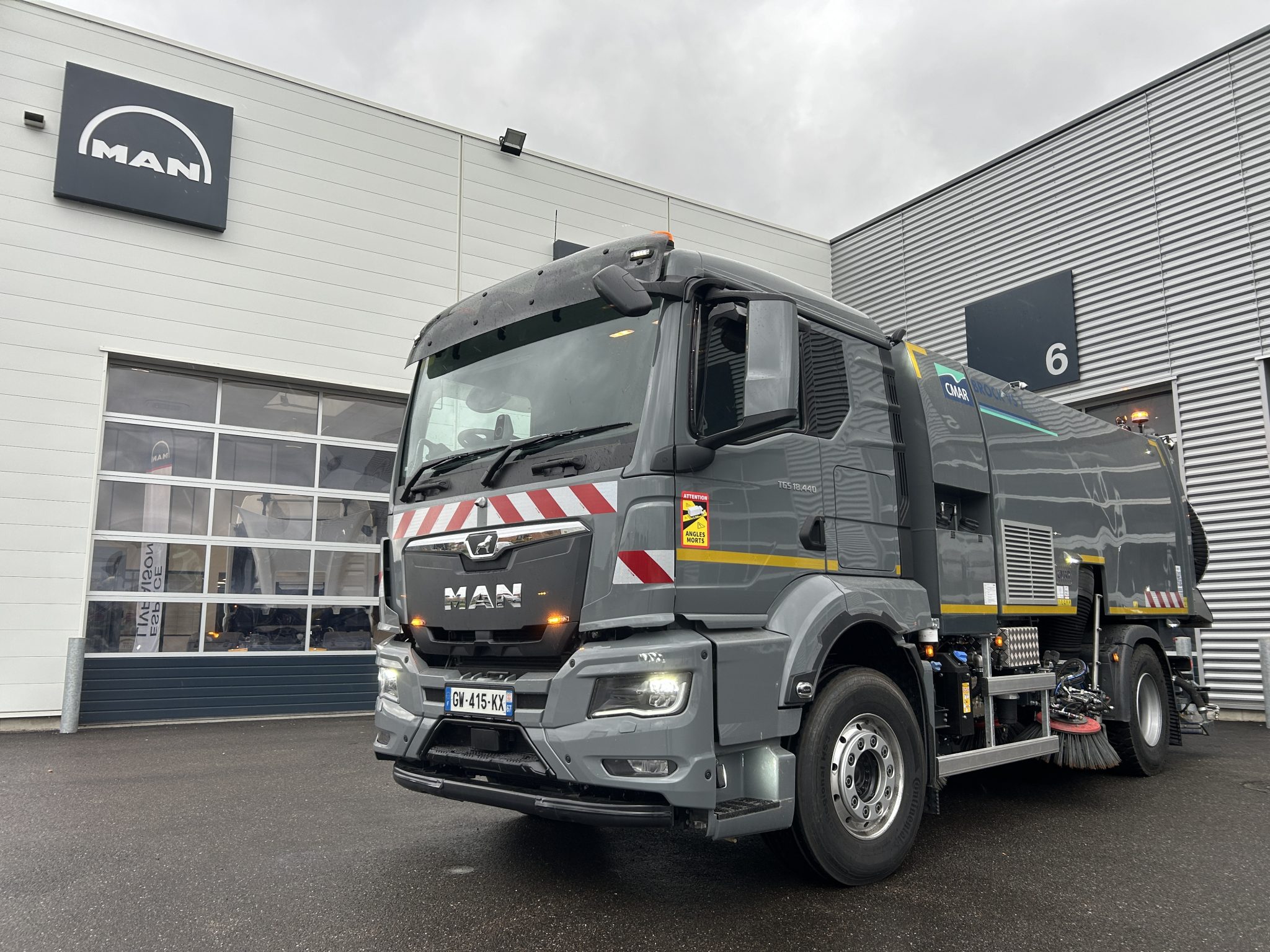 Une balayeuse Brock sur MAN TGS pour DRV | TP Aménagements